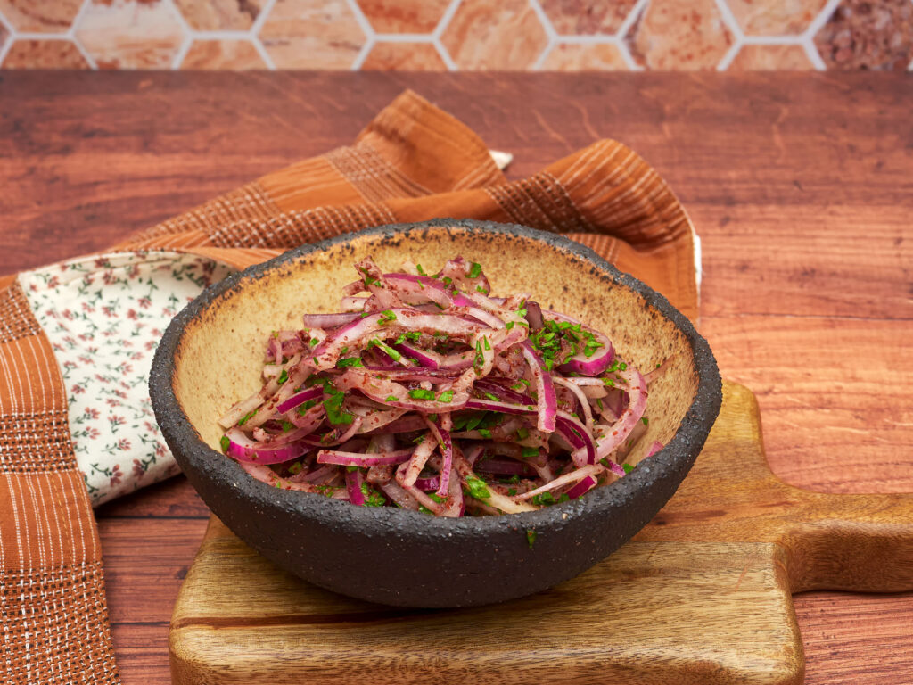 Salată de ceapă cu sumac și pătrunjel - Coaste si Paste